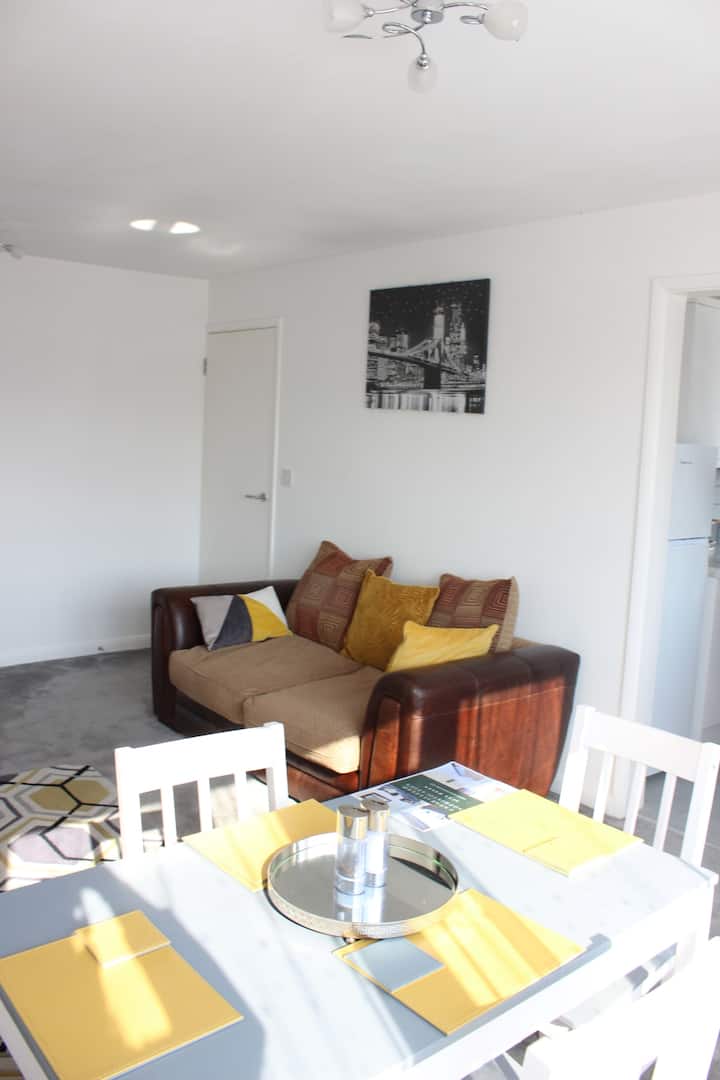 Stunning Spacious Contemporary 2 Bedroom Flat Near - 하운슬로