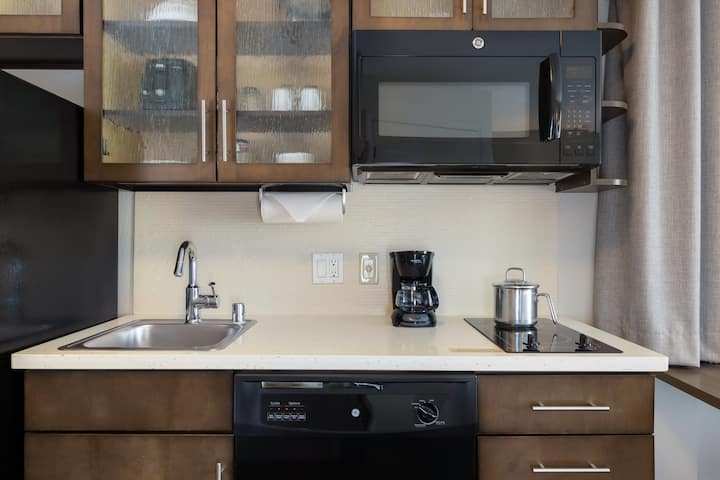 California Getaway! 3 Spacious Suites, Onsite Pool - Orange, CA