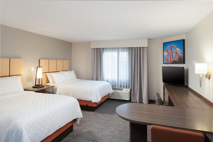 California Getaway! 3 Spacious Suites, Onsite Pool - Anaheim, CA