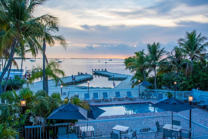 Beachfront Fun: Yard Games, Pool & Kayaks - Key Largo, FL