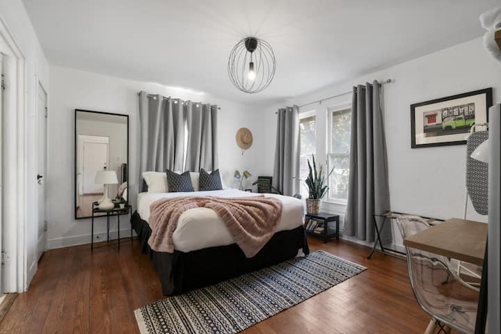 La Treehouse | Cozy East Side Stay | Full Kitchen - Old West Austin - Austin