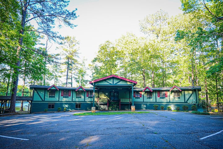 Gorgeous Lake View Home With Private Game Room - Pine Mountain, GA