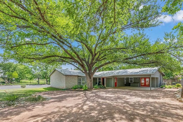 4 Br, Full Kitchen, Walk To Main - Elk Street Home - Fredericksburg, TX
