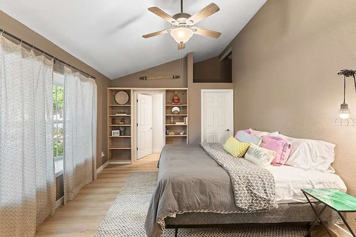 Full Kitchen, Tiled Shower, 4 Br, Walk To Main - Fredericksburg, TX