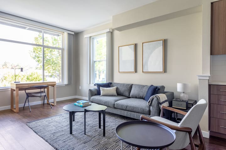 Deluxe Mountain View 1br W/ Pool + Gym, Near Target + Tj, By Blueground - Palo Alto, CA