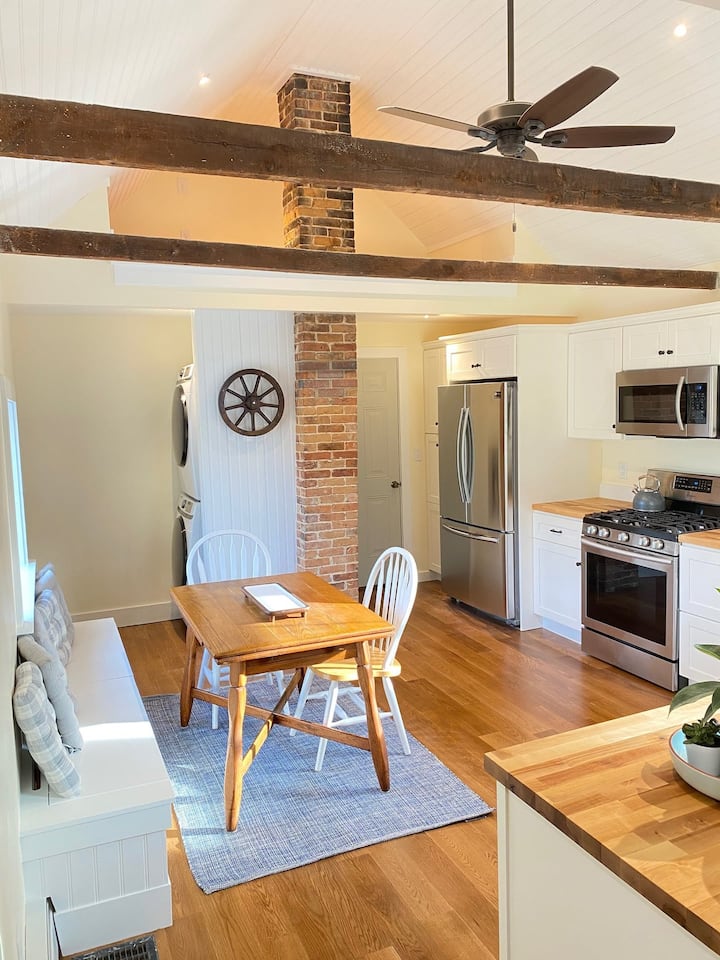 Farmhouse Retreat Upstairs | Walk To Downtown| - Kennebunk, ME