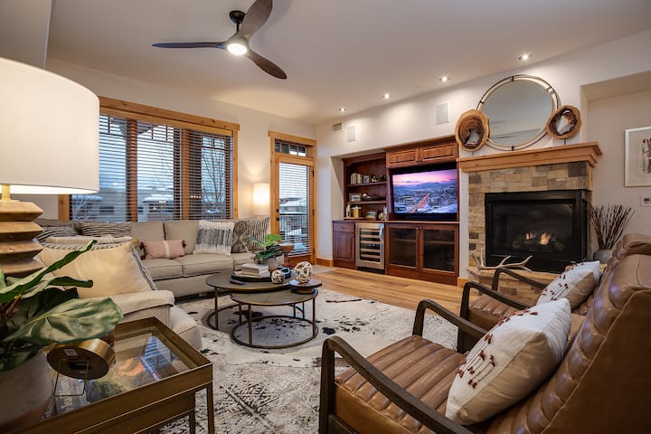 ⭐️ Ground Floor No Steps  Mountain Village + Wifi + Fireplace + Hot Tubs - Steamboat Springs