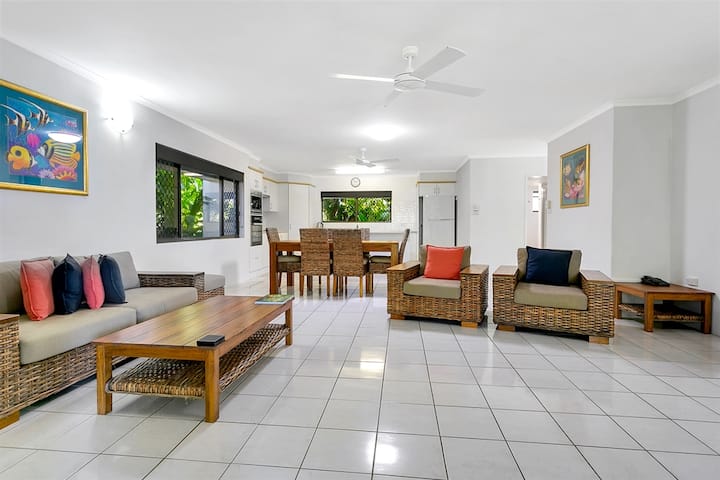 1 Bedroom Tropical View Apartment - Trinity Beach