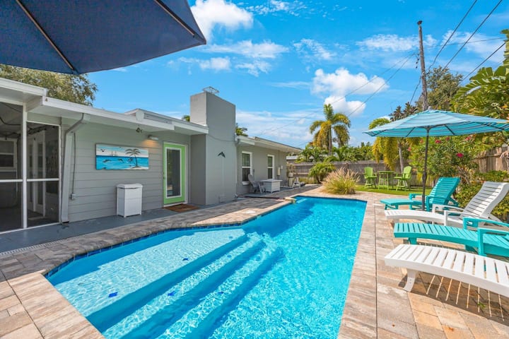 Luxury Beach House | Private Pool & Walk Everywher - Treasure Island, FL
