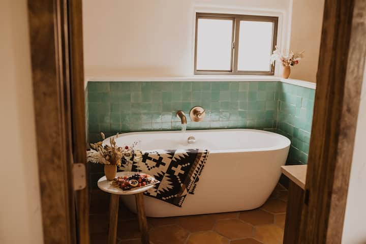 Hot Tub + Pool! Coyote Suite At The Desert Compass - 앨버커키