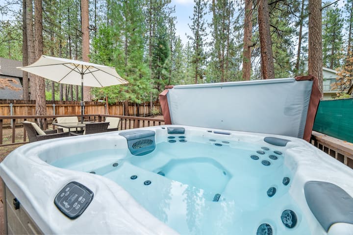 Great Outdoor Space W/ Hot Tub And Large Yard - California