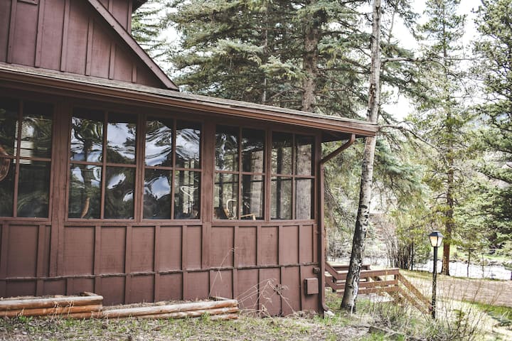 Blue Spruce Cabin - Historic Cabin On River - Estes Park, CO