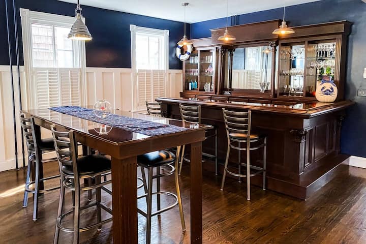 Prime Location! Modern Comfort 1 Block To Gate 1 W/ Parking & Walkability - Pasadena, MD