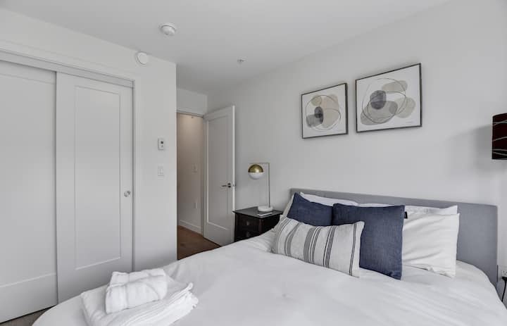 Stunning 1bd Lonsdale Quay Eco-suite! - Mount Seymour