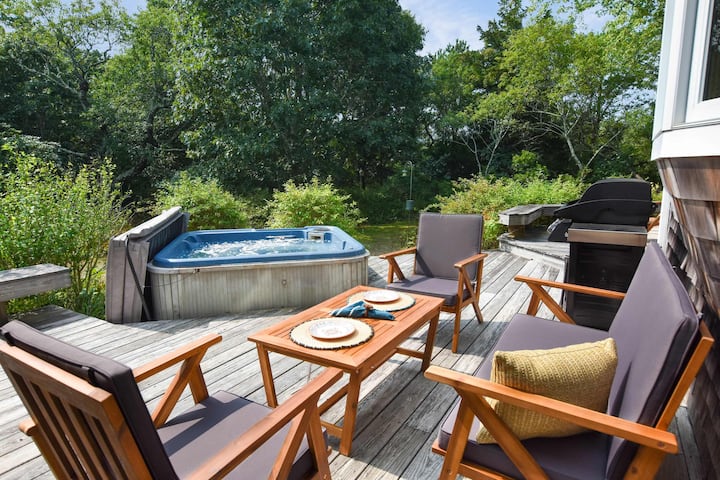 Walk To Water Hot Tub & Game Room! - Wellfleet, MA