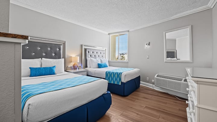 Pelican Pointe 429:walk To Beach~pool~free Parking - Clearwater Beach, FL