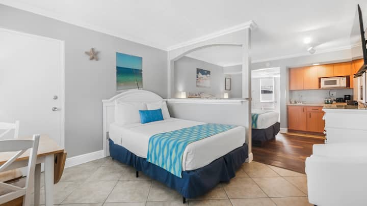 Pelican Pointe 413:walk To Beach~pool~free Parking - Clearwater Beach, FL