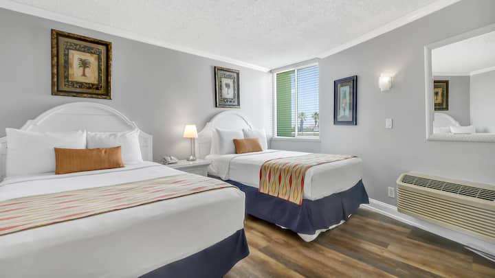 Pelican Pointe 329:walk To Beach~pool~free Parking - Clearwater Beach, FL