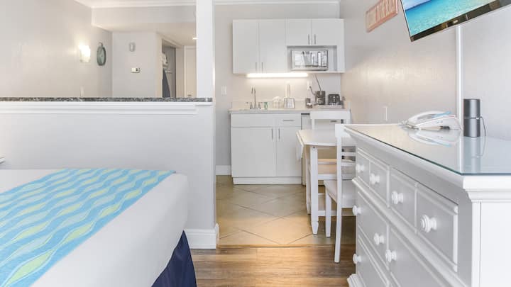 Pelican Pointe 321:walk To Beach~pool~free Parking - Clearwater Beach, FL