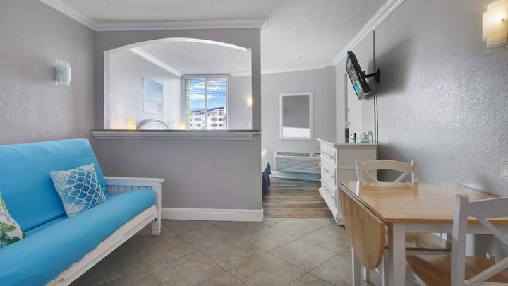 Pelican Pointe 320:walk To Beach~pool~free Parking - Clearwater Beach, FL