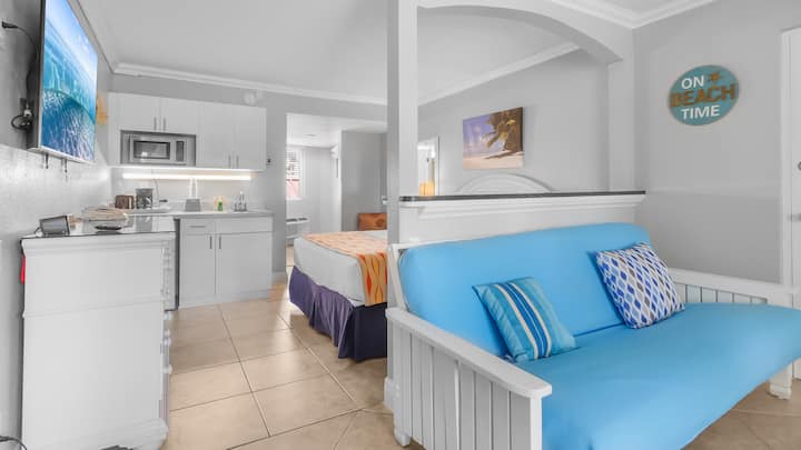 Pelican Pointe 312:walk To Beach~pool~free Parking - Clearwater, FL