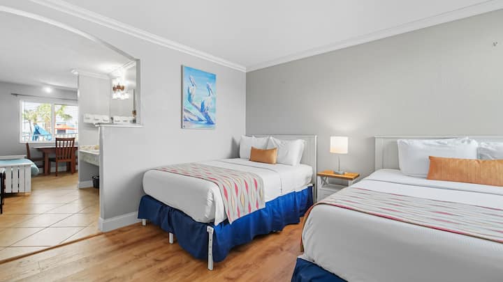 Pelican Pointe 123:walk To Beach~pool~free Parking - Clearwater Beach, FL