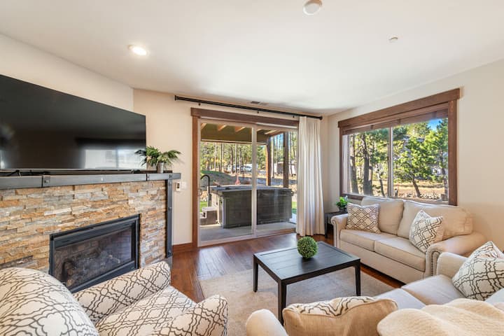 Modern Boulders Condo*private Hot Tub* - Truckee, CA