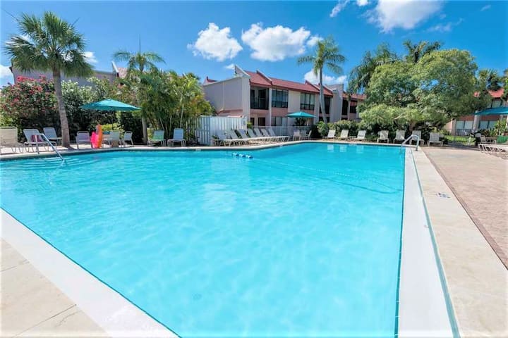Resort Style Condo By The Beach With Heated Pool At Runaway Bay - Anna Maria Island, FL