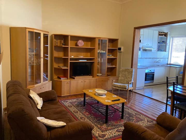 Oversized 2 Bedroom Stones Throw To Main Street - Parkes