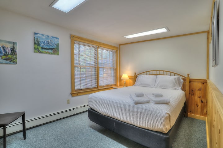 Oquossoc Suite #7 | Walk To Restaurants - Rangeley, ME