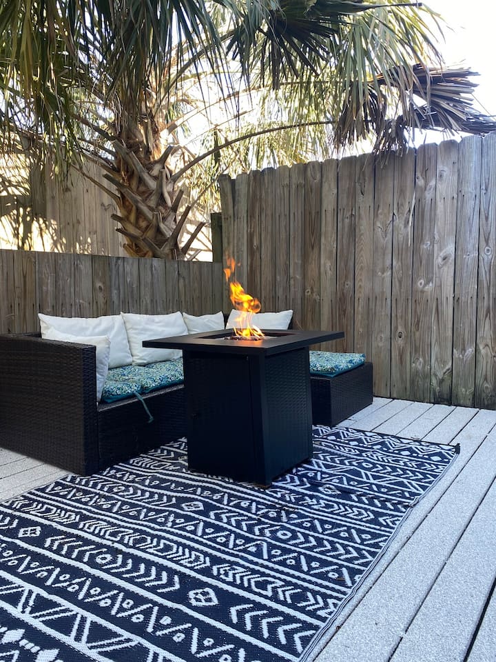 Full Townhouse Near Shem Creek & Downtown, Hot Tub - Mount Pleasant, SC