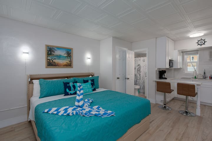Bright Beachfront Studio; Heated Pool On The Beach - Treasure Island, FL