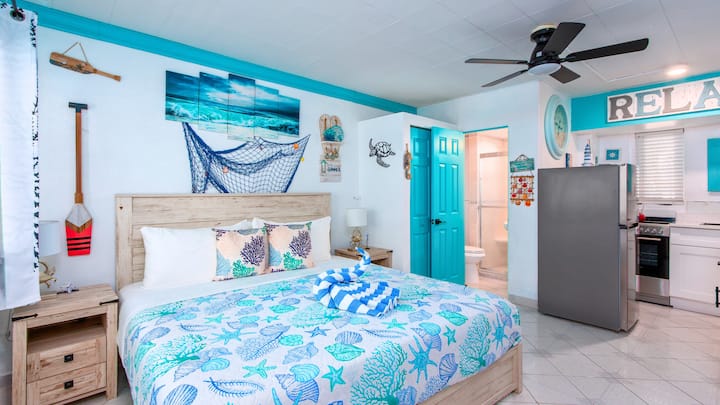 Beachside Studio • Steps To Heated Pool • King Bed - St. Pete Beach, FL