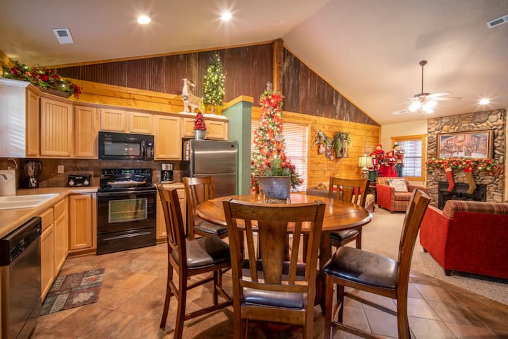 Walk-in Christmas Cabin - Fireplace & Jacuzzi Tub - Branson, MO