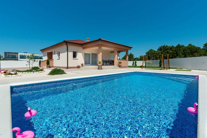 Villa First Hill With Heated Pool - Nin
