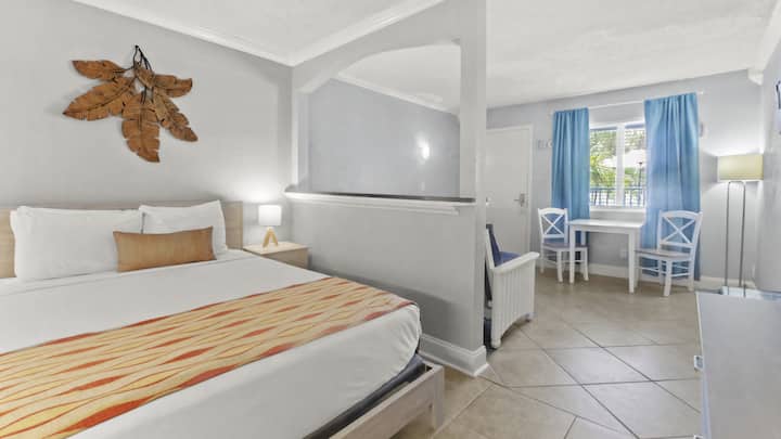 Pelican Pointe 112:walk To Beach~pool~free Parking - Clearwater Beach, FL