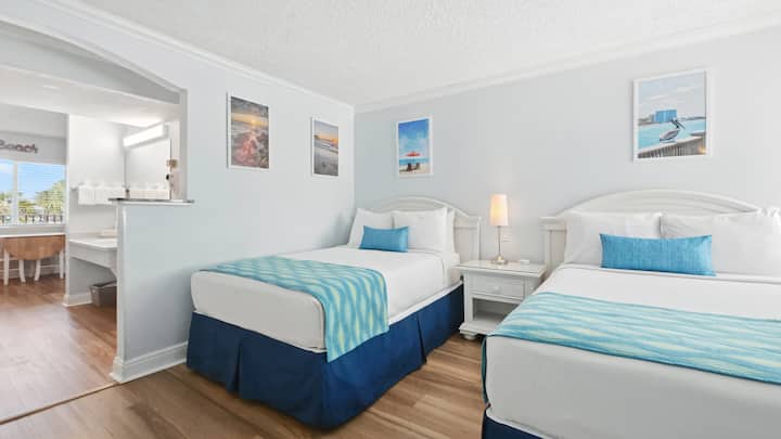 Pelican Pointe 225:walk To Beach~pool~free Parking - Clearwater, FL