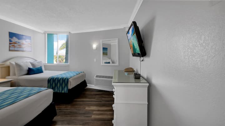 Pelican Pointe 224:walk To Beach~pool~free Parking - Dunedin, FL