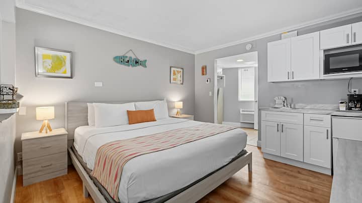 Pelican Pointe 115:walk To Beach~pool~free Parking - Clearwater Beach, FL
