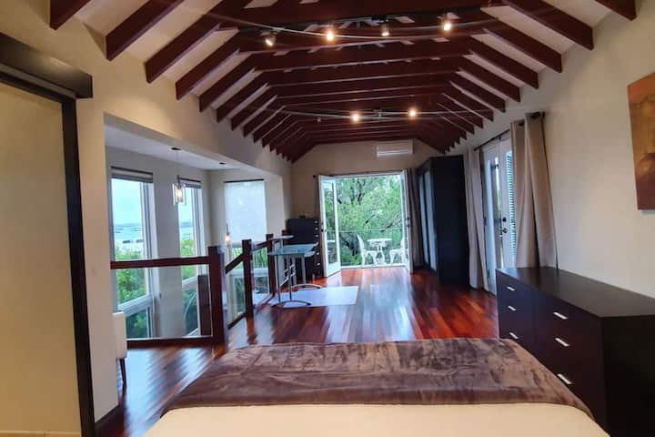 Two Story Modern 1 Bed Close To City Of Hamilton - Bermuda