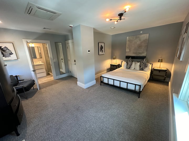 Spacious And Modern 1 Bed/ 1 Bath / Dog Friendly With Parking On Historic Pelham St. - Newport, RI