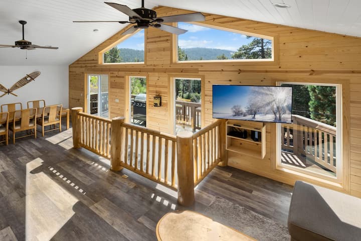 Mooncrest Manor: Pet Friendly! Full Game Room! - California