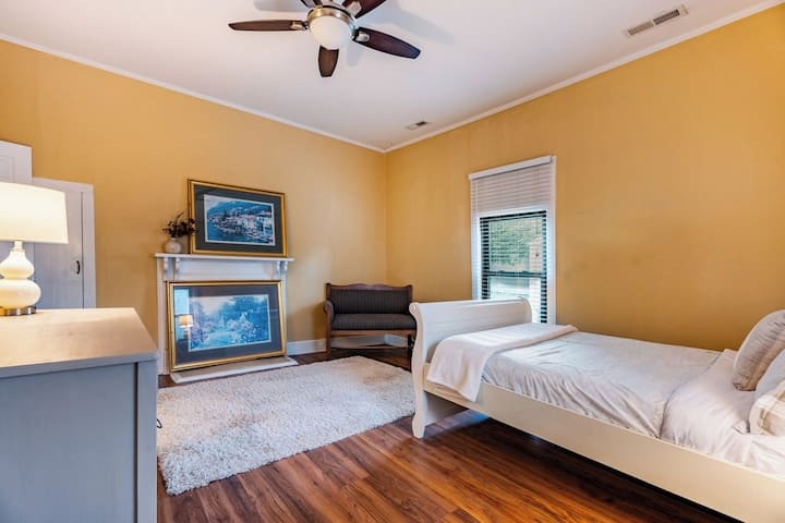 Pet-friendly 2br Ranch W/ Wifi & Parking By Rtp - Cary, NC