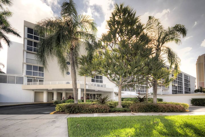 Le Frontenac 205 (Str-01057) - Aventura, FL