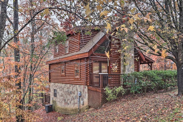 Cozy Family Cabin W/ Hot Tub ~ 4 Mi To Dollywood! - Pigeon Forge, TN