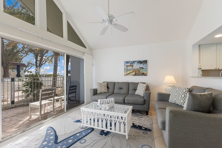 Updated Pool Unit At Beachfront Coconuts Resort! - Holmes Beach, FL