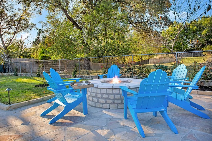 Felsenhaus 2/2 | King Beds | Gas Outdoor Firepit | Hot Tub - Fredericksburg, TX
