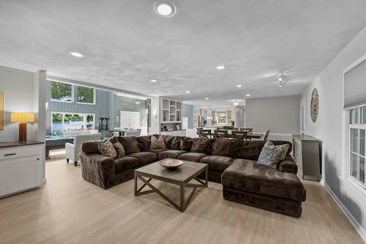 Stay Awhile By Avantstay | Lakefront + Pool, Dock - Denver, NC