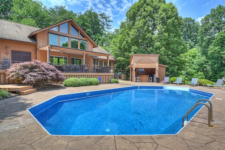 Stay Awhile By Avantstay | Lakefront + Pool, Dock - Lake Norman, NC