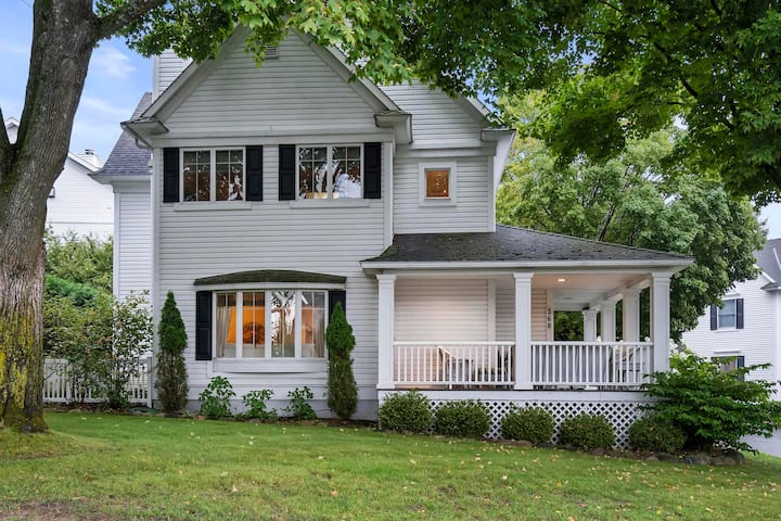 Gorgeous Downtown Home - Townside Villa - Harbor Springs, MI